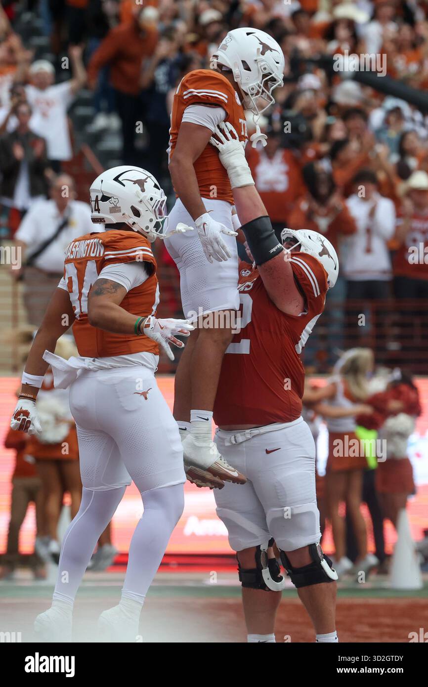 AUSTIN, TX - NOVEMBER 01: Offensive lineman Connor Robertson #62 of the ...