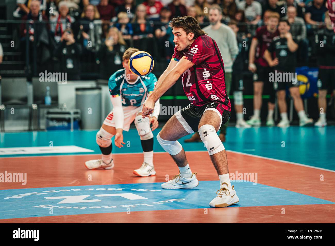 Isaiah Olfert (12, Energiequelle Netzhoppers KW) nimmt den Ball ...