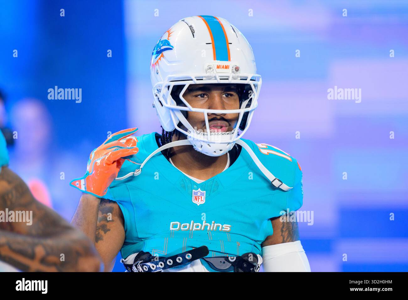 Miami Dolphins wide receiver Jaylen Waddle (17) runs onto the field ...