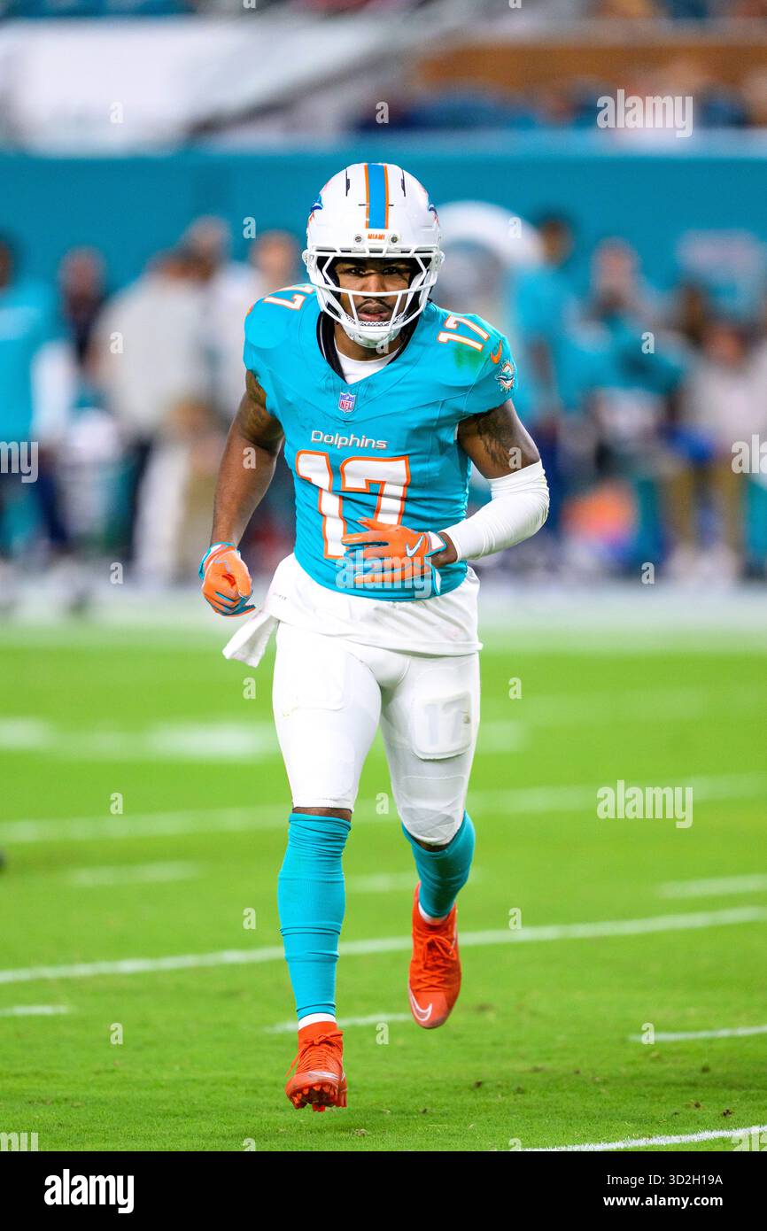 Miami Dolphins wide receiver Jaylen Waddle (17) runs on the field ...