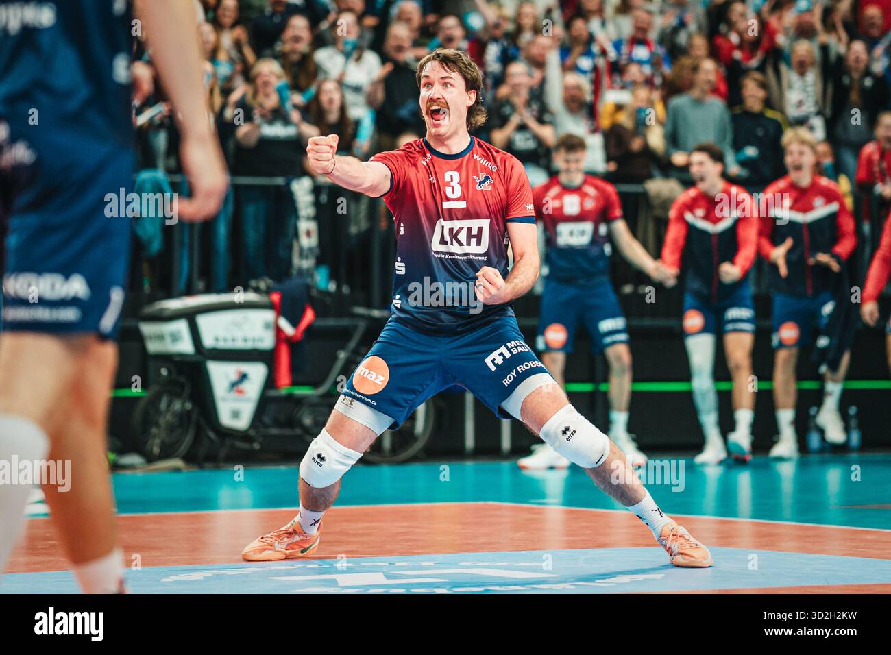 Jesse Elser (SVG L?neburg, 3) jubelt; Volleyball Bundesliga, 4 ...