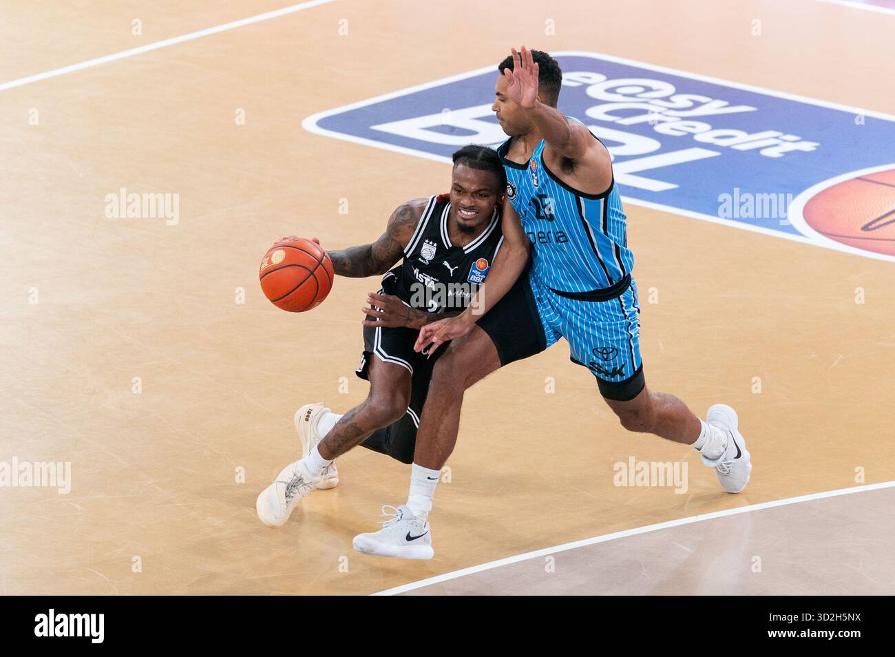 Cobe Williams (BMA365 Bamberg Baskets, #24) im Dribbling gegen Kenneth ...