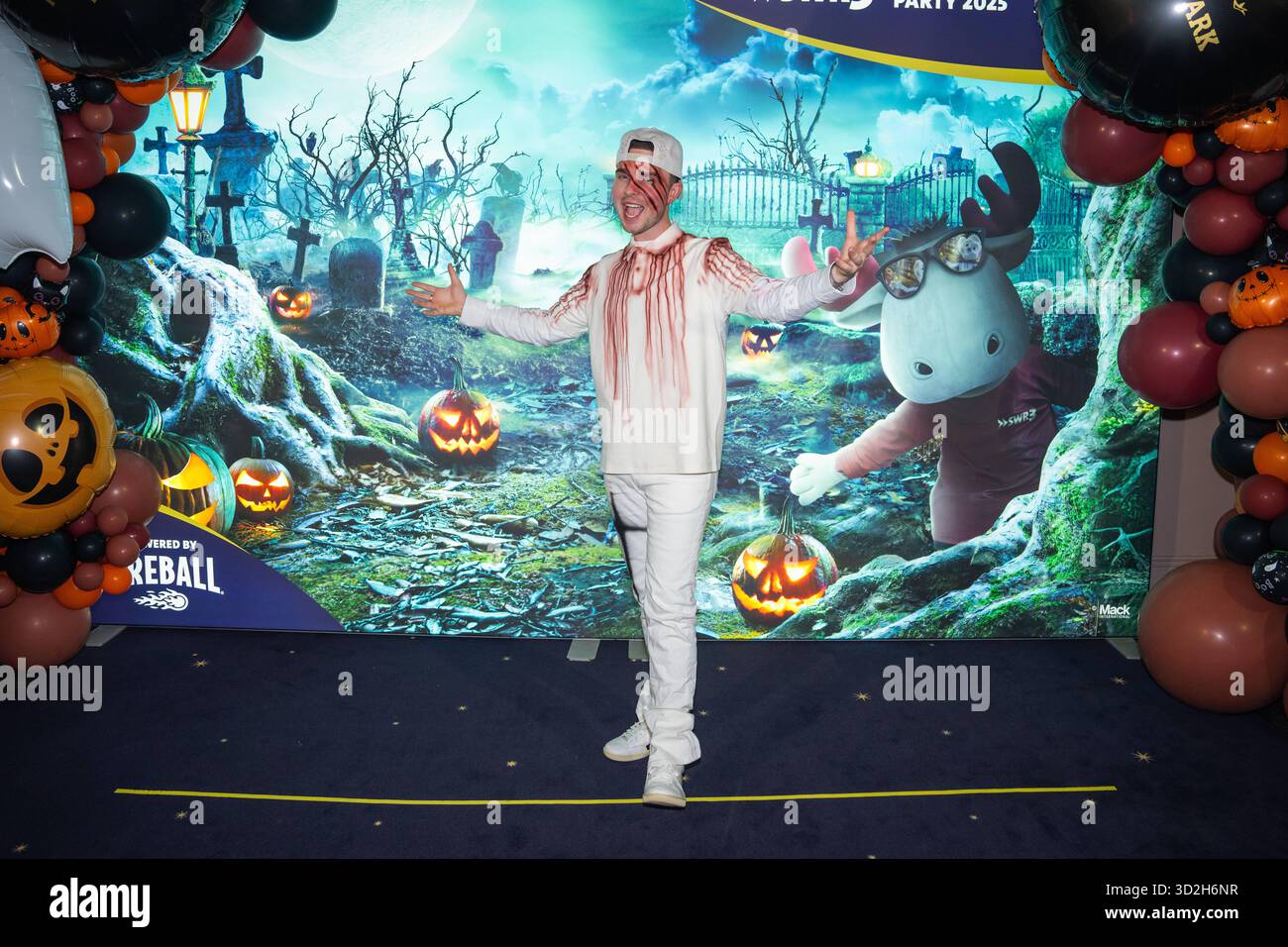 Gruselkostüme, DJ Beats, Tanzfläche, Nebelmaschine, Silent Disco, Foto ...