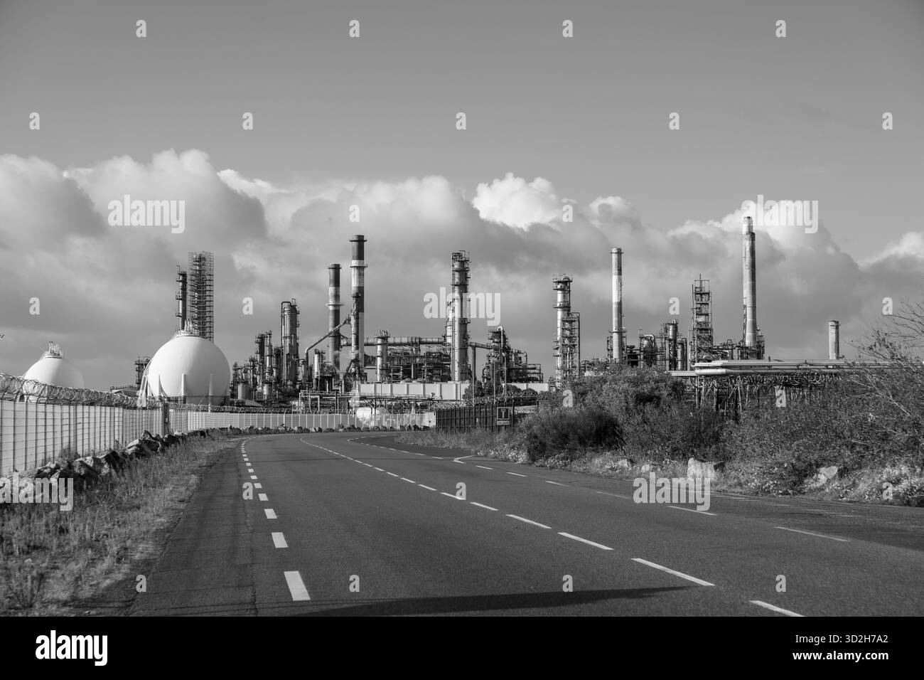 Burning storage tanks Black and White Stock Photos & Images - Alamy