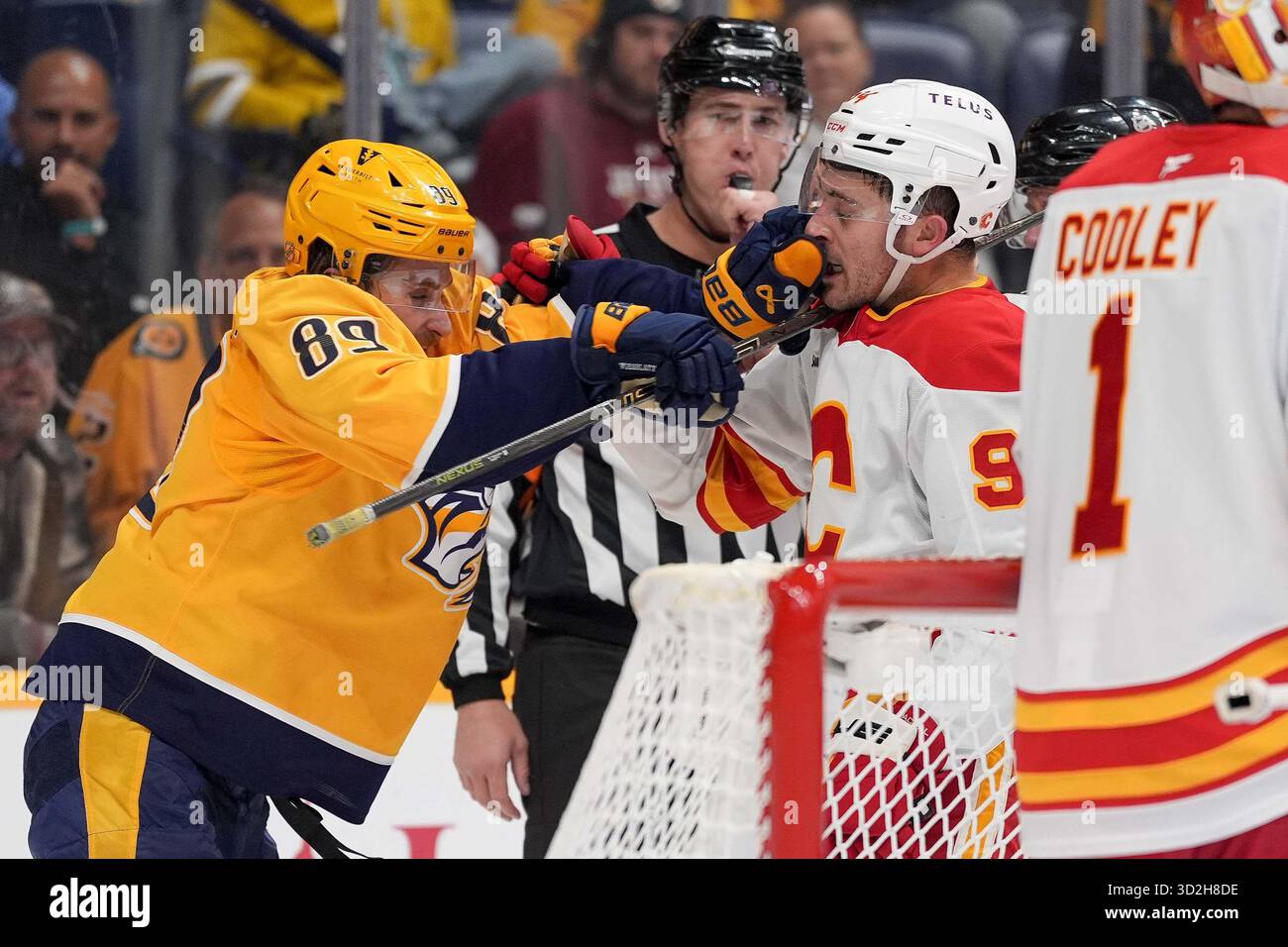 Nashville Predators right wing Ozzy Wiesblatt (89) and Calgary Flames ...