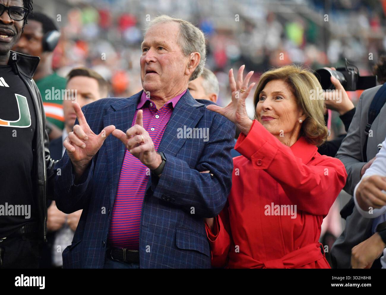 DALLAS, TX - NOVEMBER 01: President George W. Bush (left) does the ...