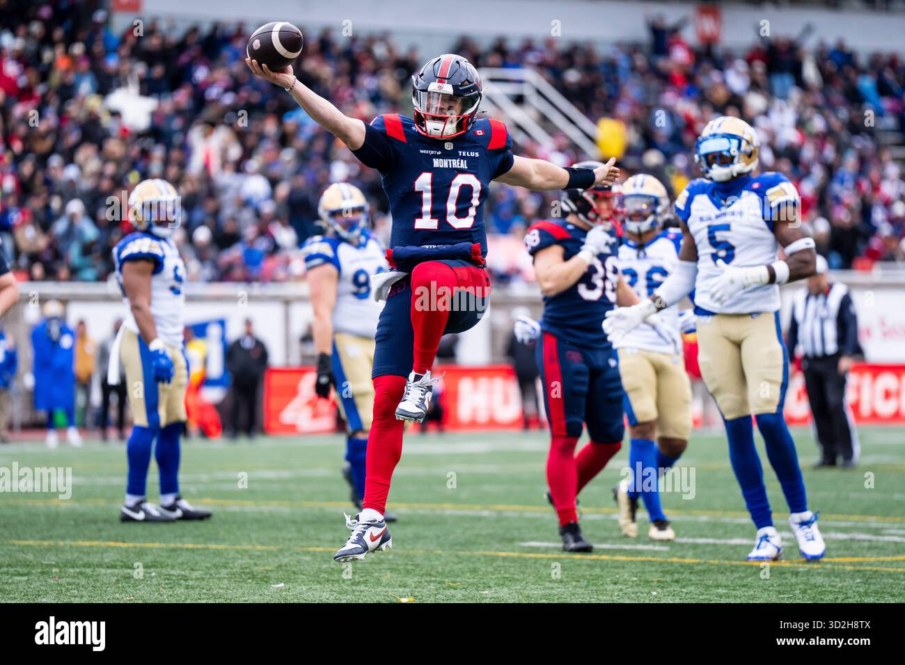 Davis Alexander, des Alouettes, célébrant un touché contre les Blue ...