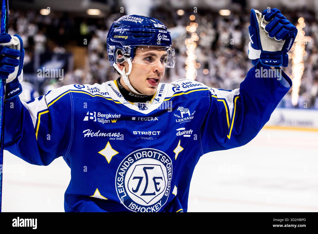 251101 Leksands Alexander Lundqvist jublar under ishockeymatchen i SHL ...
