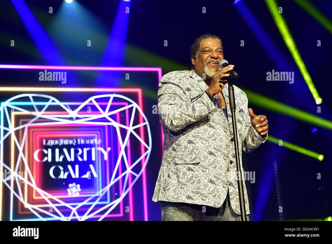 16. Laughing Hearts Charity Gala Sydney Youngblood, Sänger LIveauftritt ...