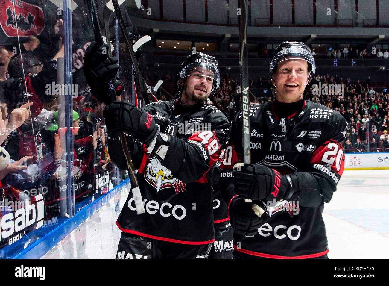 251101 Malmö Redhawks Seth Barton och Thomas Berg Paulsen jublar efter ...