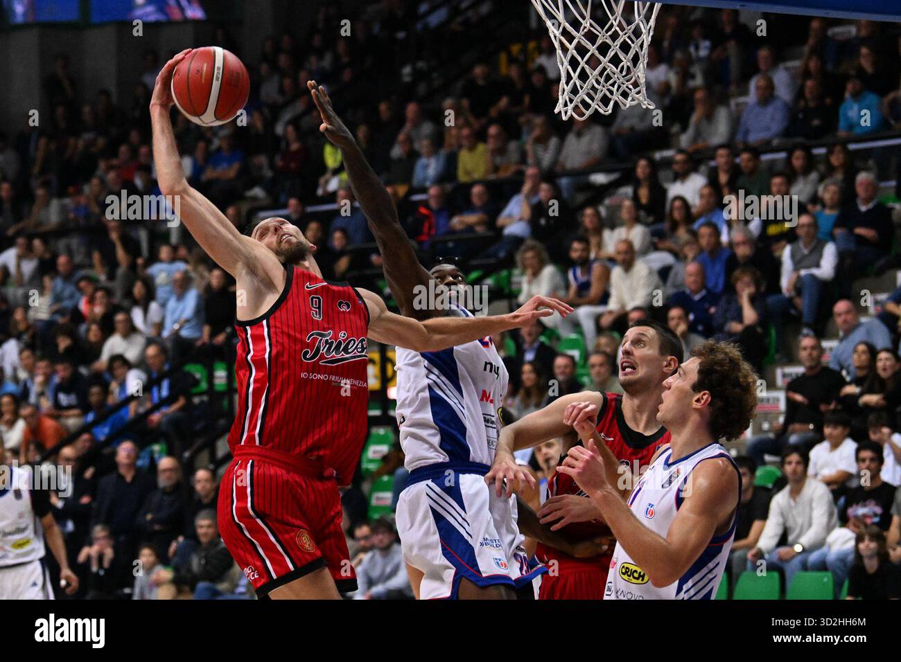 Jarrod Uthoff ( ALLIANZ PALLACANESTRO TRIESTE Stock Photo - Alamy