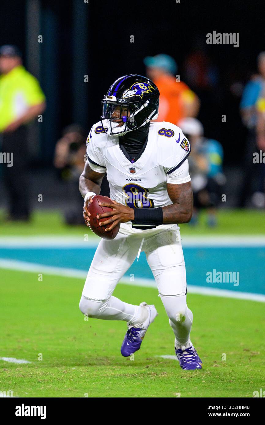 Baltimore Ravens quarterback Lamar Jackson (8) runs with the ball ...