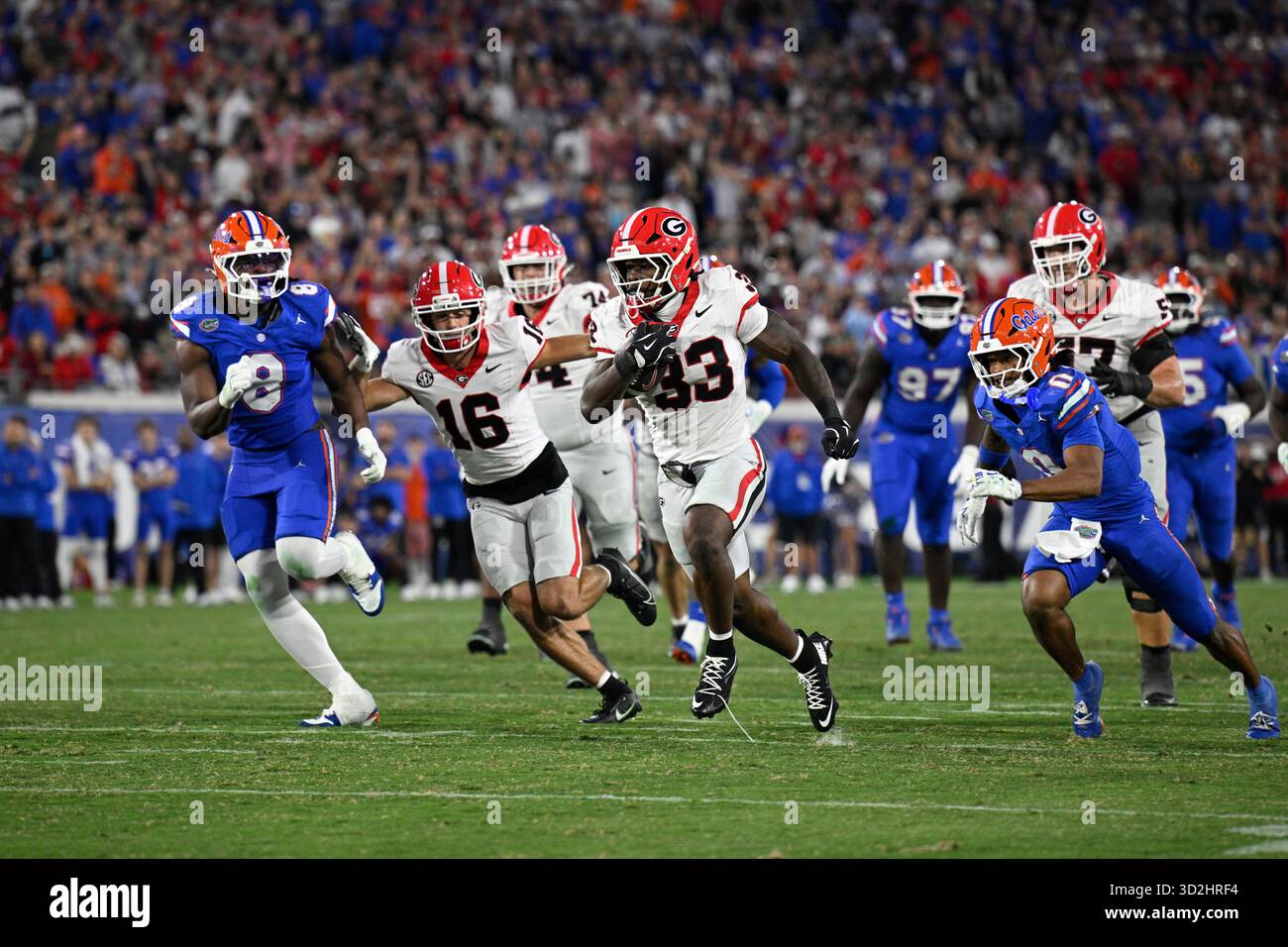 Georgia running back Chauncey Bowens (33) rushes for a 36-yard ...