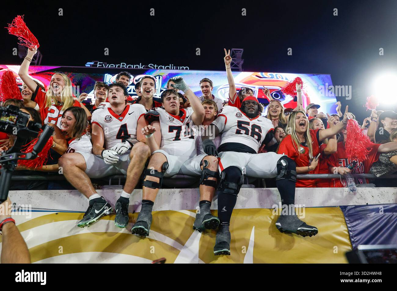 JACKSONVILLE, FL - NOVEMBER 01: Georgia Bulldogs tight end Oscar Delp ...