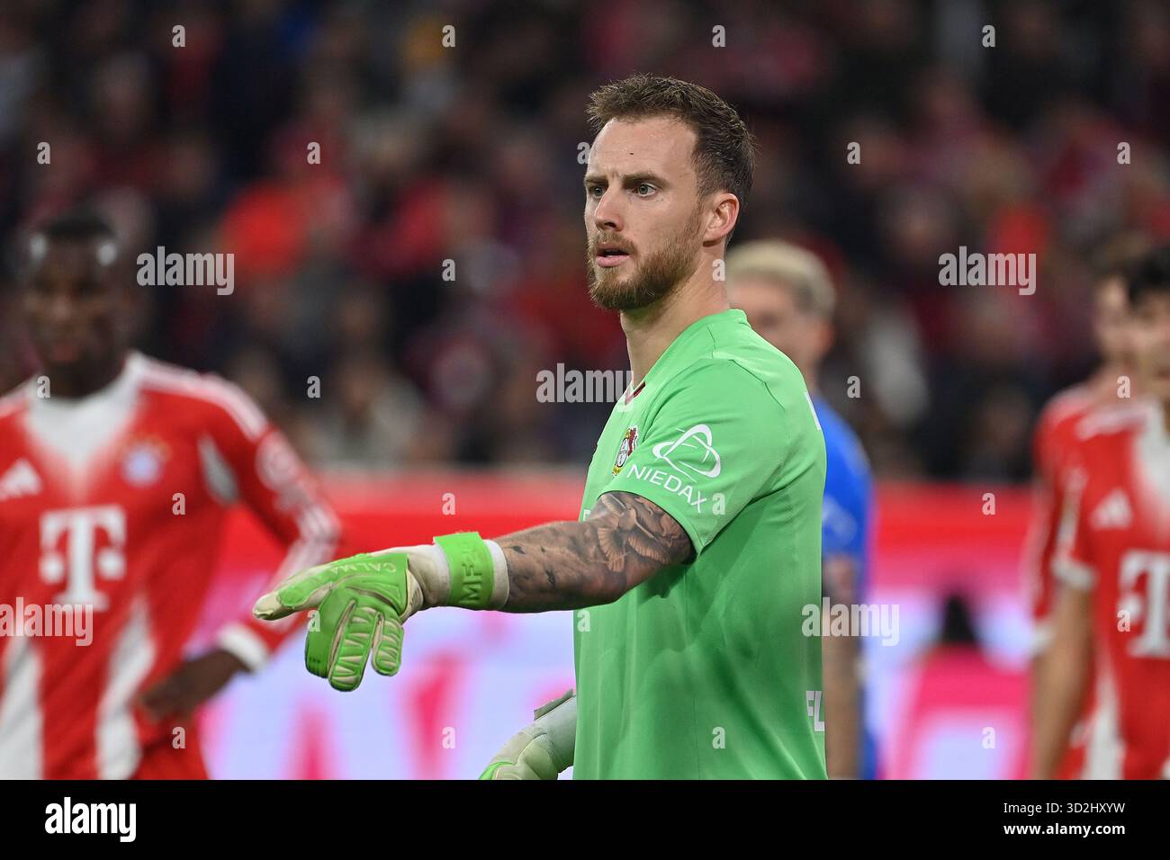 Goalkeeper Mark Flekken (Bayer Leverkusen), gesture, giving ...