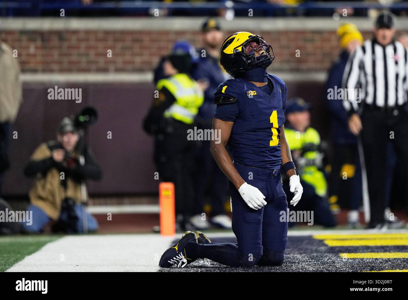 Michigan wide receiver Donaven McCulley reacts after being unable to ...