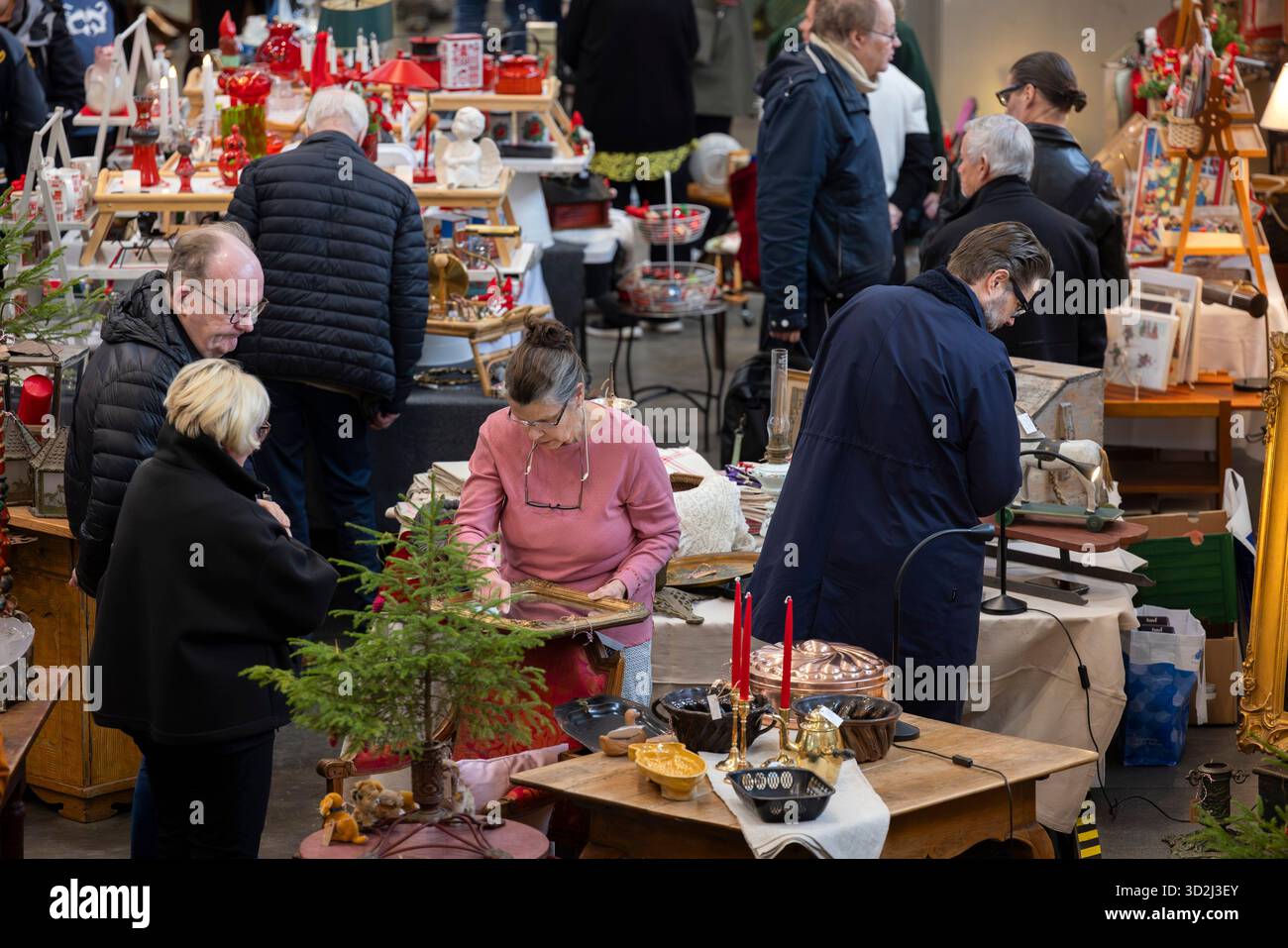 (251102) -- HELSINKI, Nov. 2, 2025 (Xinhua) -- Visitors view exhibits ...