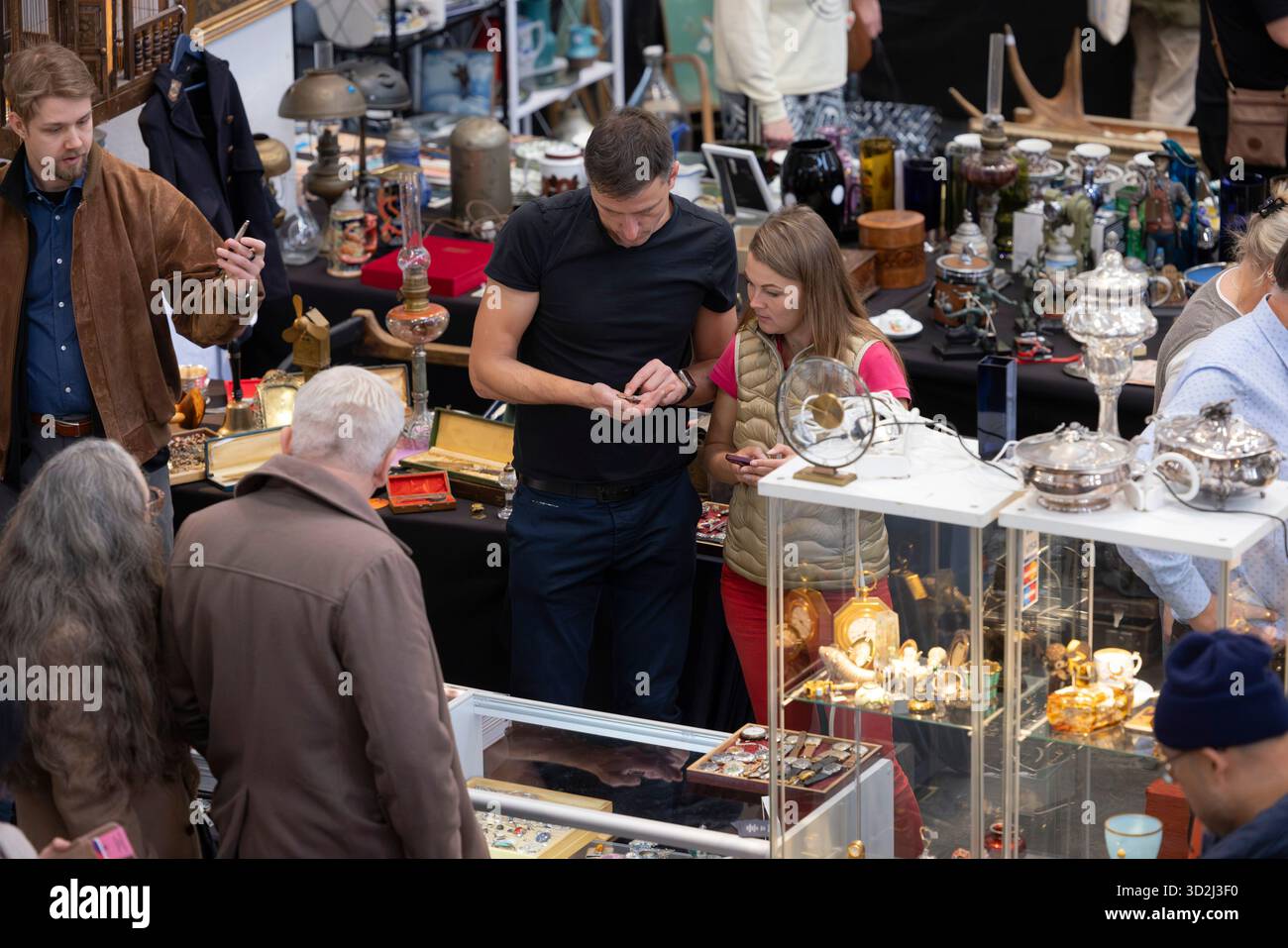 (251102) -- HELSINKI, Nov. 2, 2025 (Xinhua) -- Visitors view exhibits ...