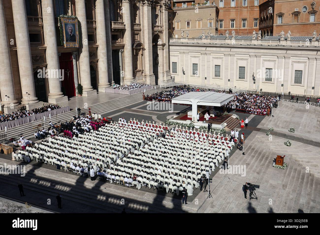 Rome, Italy. 01st Nov, 2025. General overview of St. Peter's Square and ...