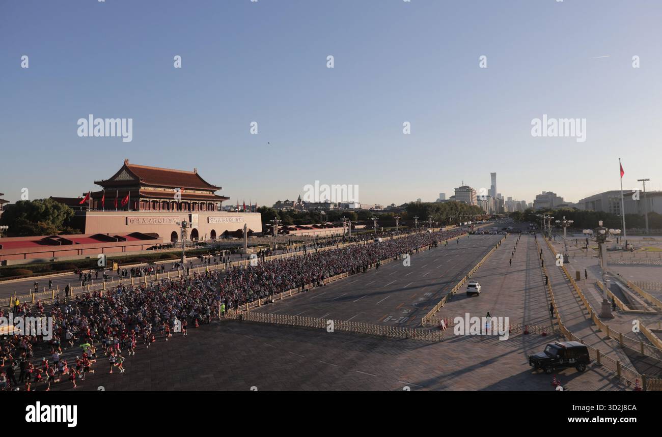 (251102) -- BEIJING, Nov. 2, 2025 (Xinhua) -- Participants run past the ...