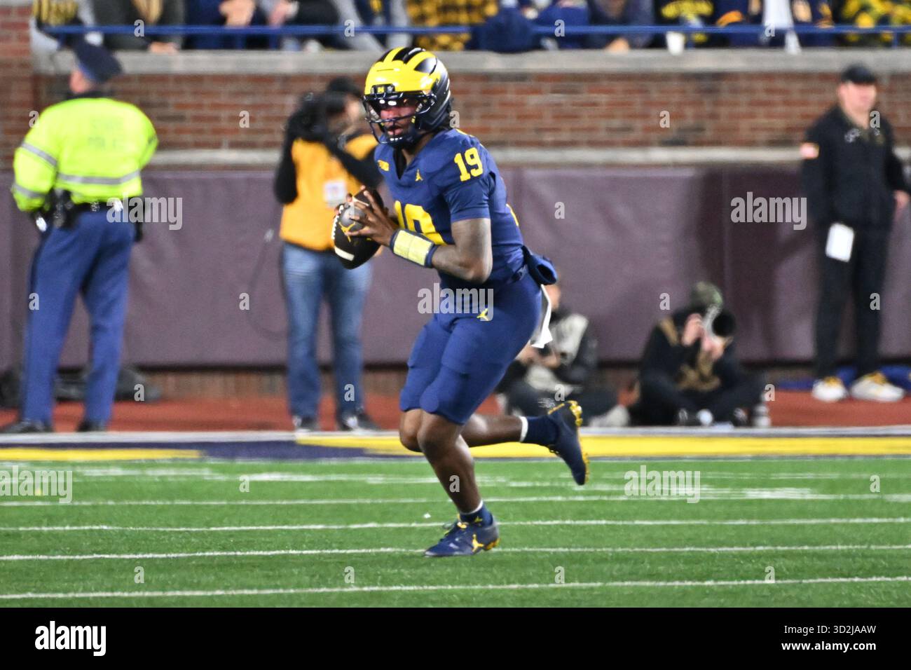 ANN ARBOR, MI - NOVEMBER 01: Michigan Wolverines quarterback Bryce ...