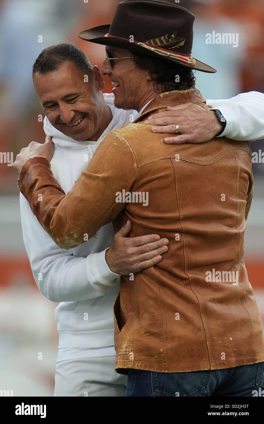 Texas head coach Steve Sarkisian, left, jokes with actor Matthew ...