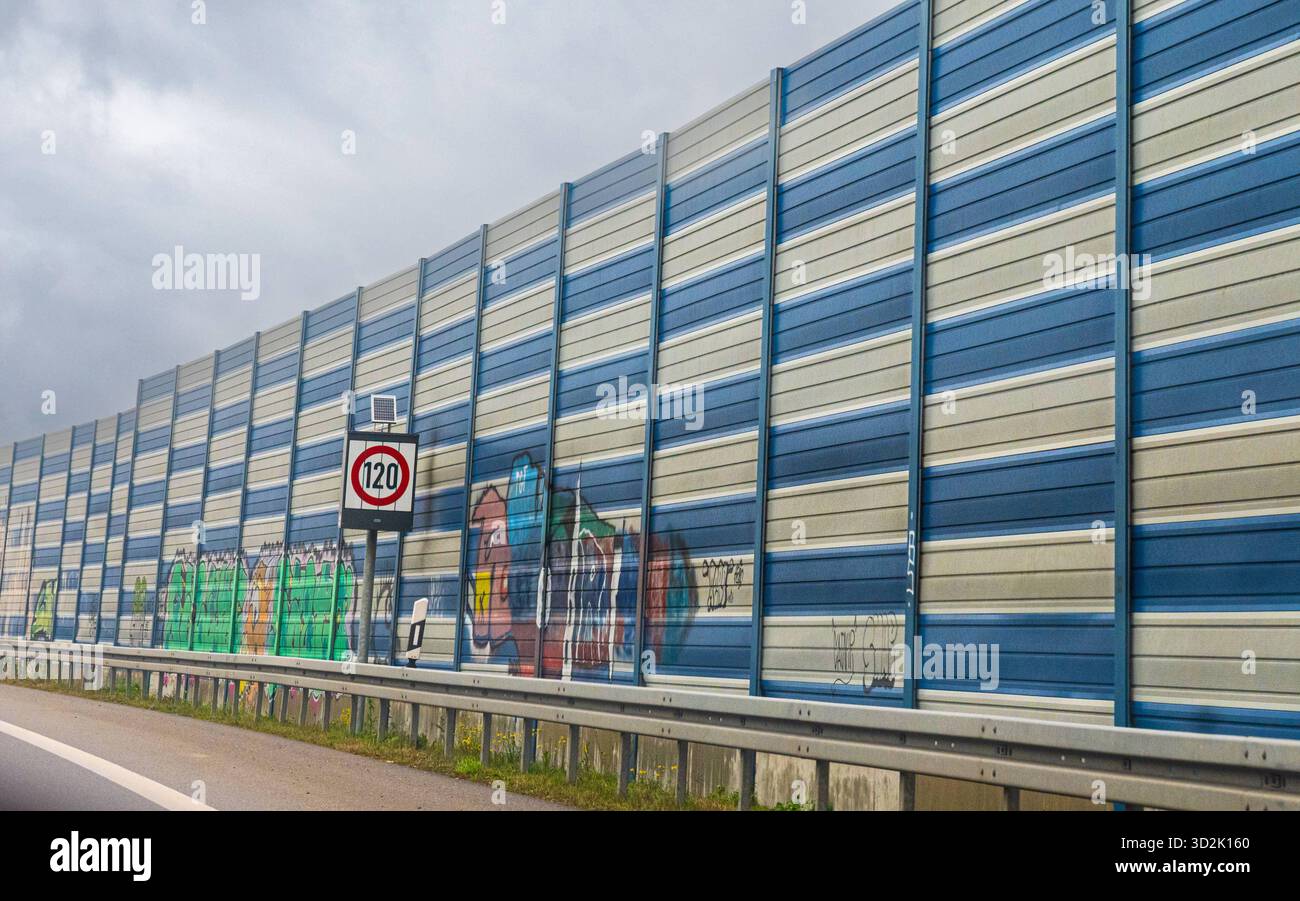 Friedrichshafen Lärmschutzwand mit Graffiti und Tempolimit an Autobahn ...