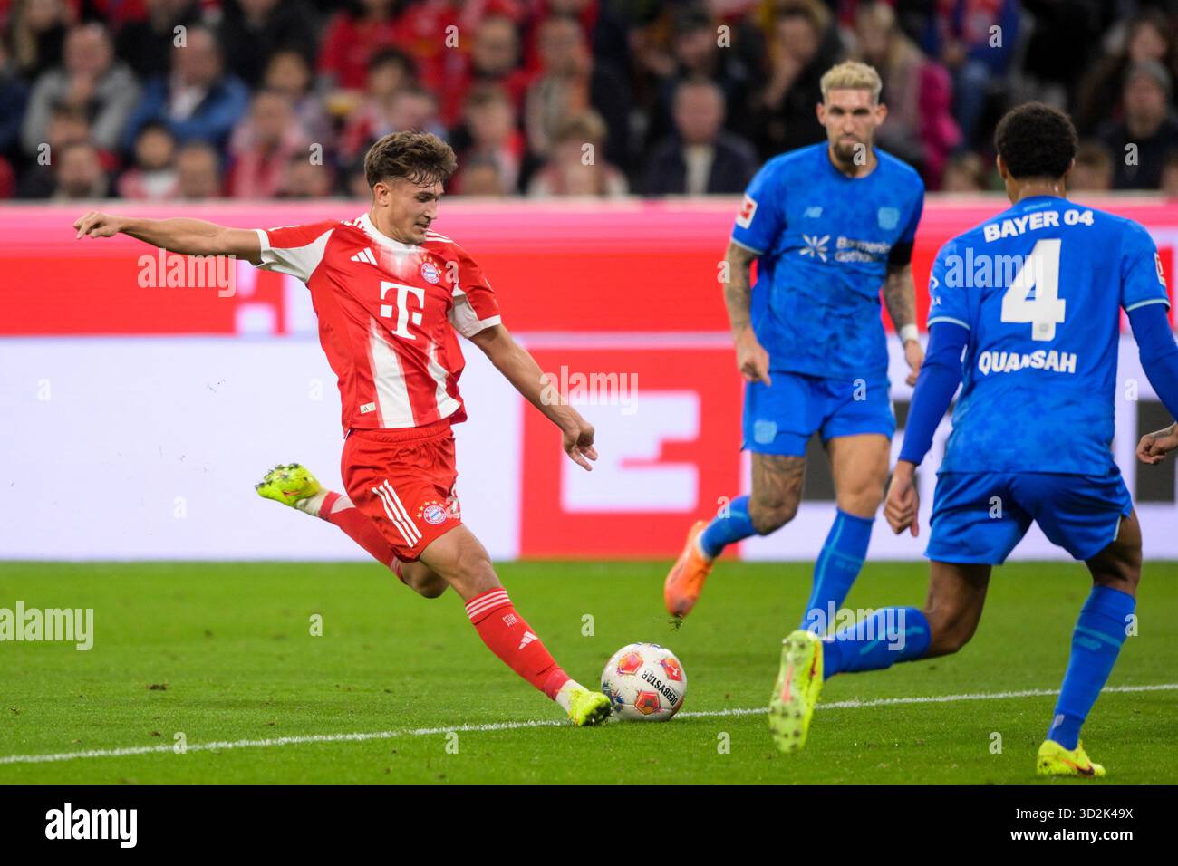 from left: Tom Bischof (Bayern), Jarell Quansah Munich, November 1 ...