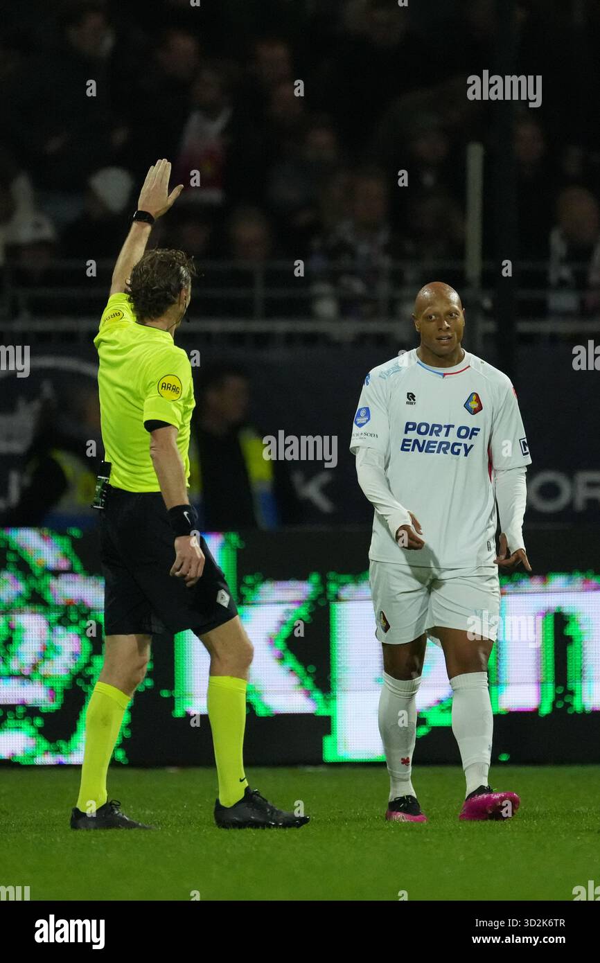 VELSEN - Referee Martin van den Kerkhof and Kay Tejan of Telstar (left ...