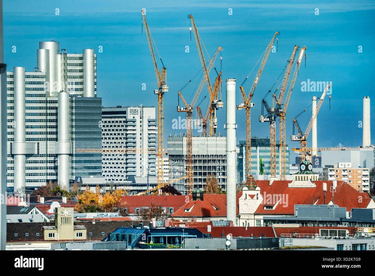 Baukräne ragen in den blauen Himmel über Bogenhausen, Baustelle Tridea ...