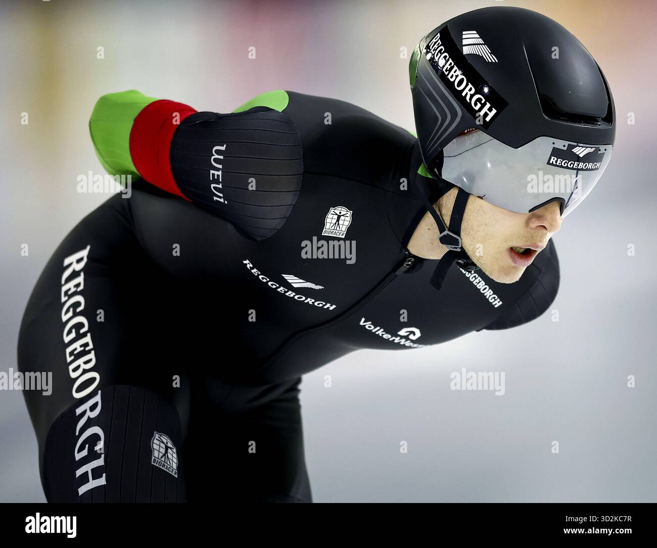 HEERENVEEN - Marcel Bosker in action in the men's 10,000 meters during ...