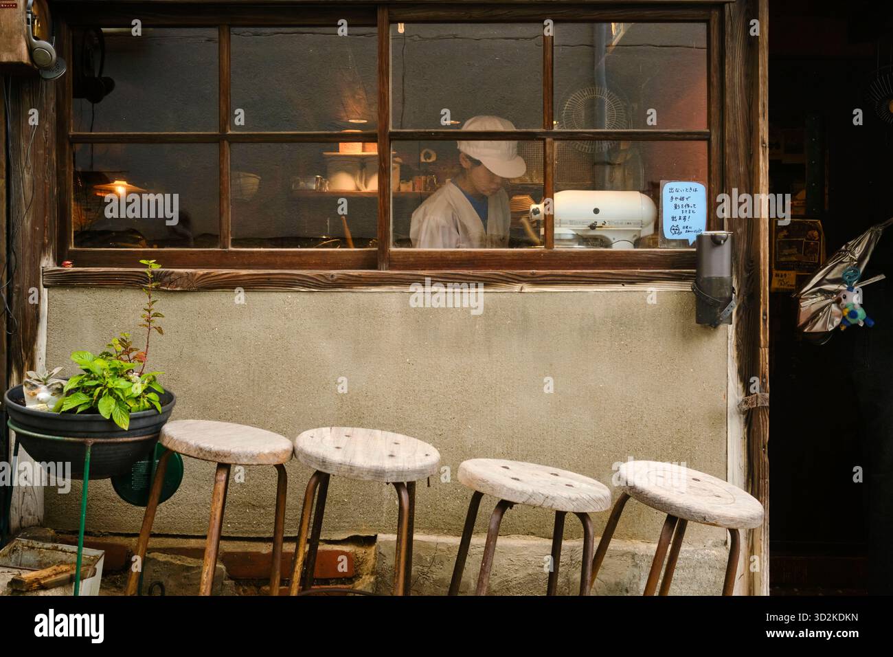 Nekonotepan bakery in Onomichi, the smallest bakery in the world where ...