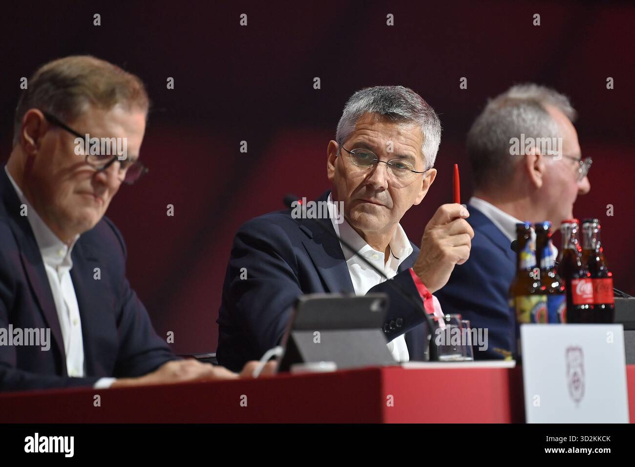 Herbert Hainer (President FC Bayern Munich), left: Jan Christian ...