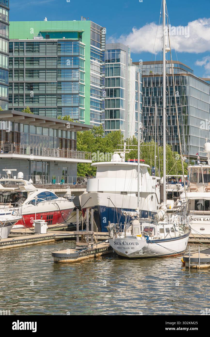 Historic buildings along potomac hi-res stock photography and images ...
