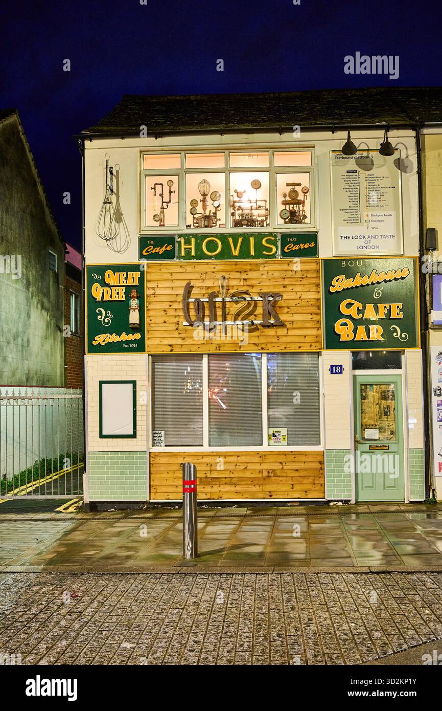 Cafe uk front night hi-res stock photography and images - Alamy