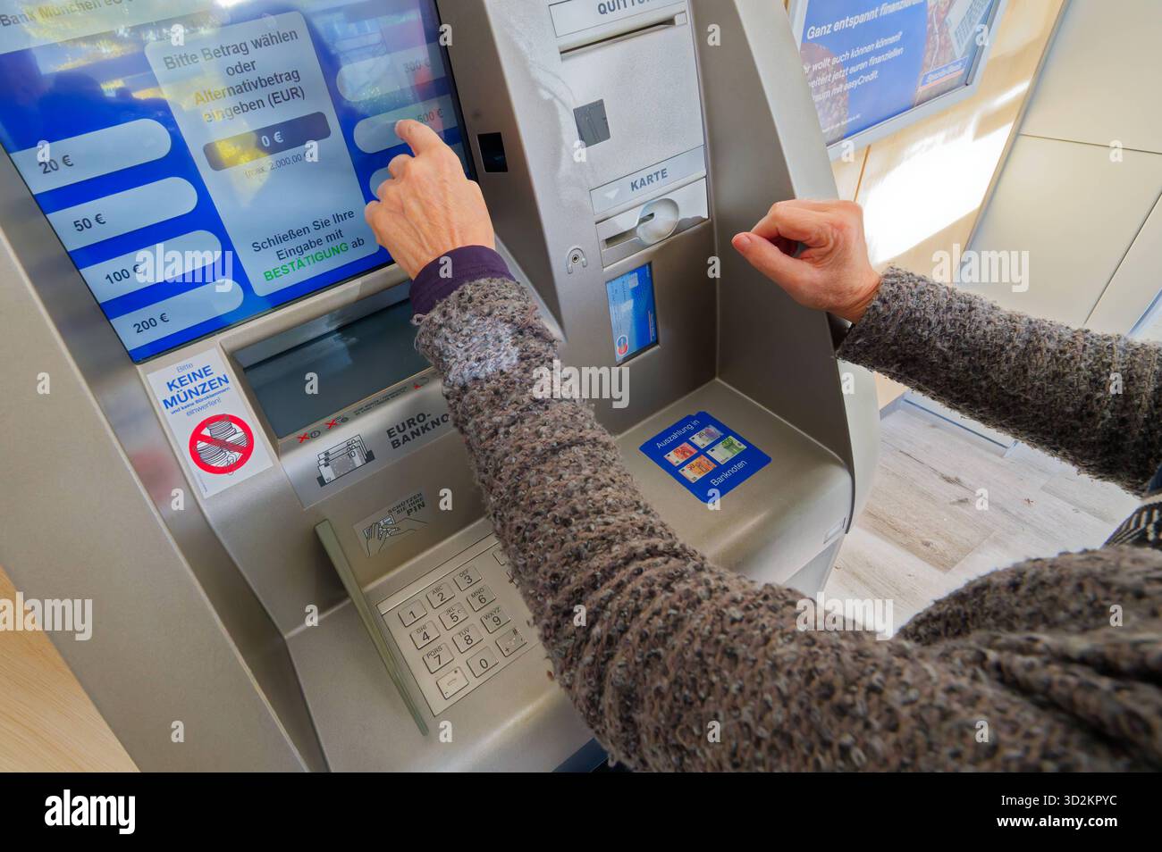 Abheben von Geld. Vom Geldautomaten wird das Bargeld ausgezahlt. Bad ...