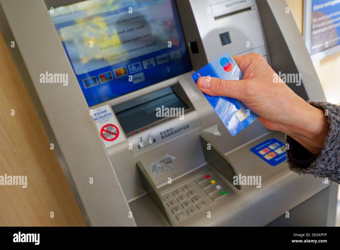 Abheben von Geld. Vom Geldautomaten wird das Bargeld ausgezahlt. Bad ...