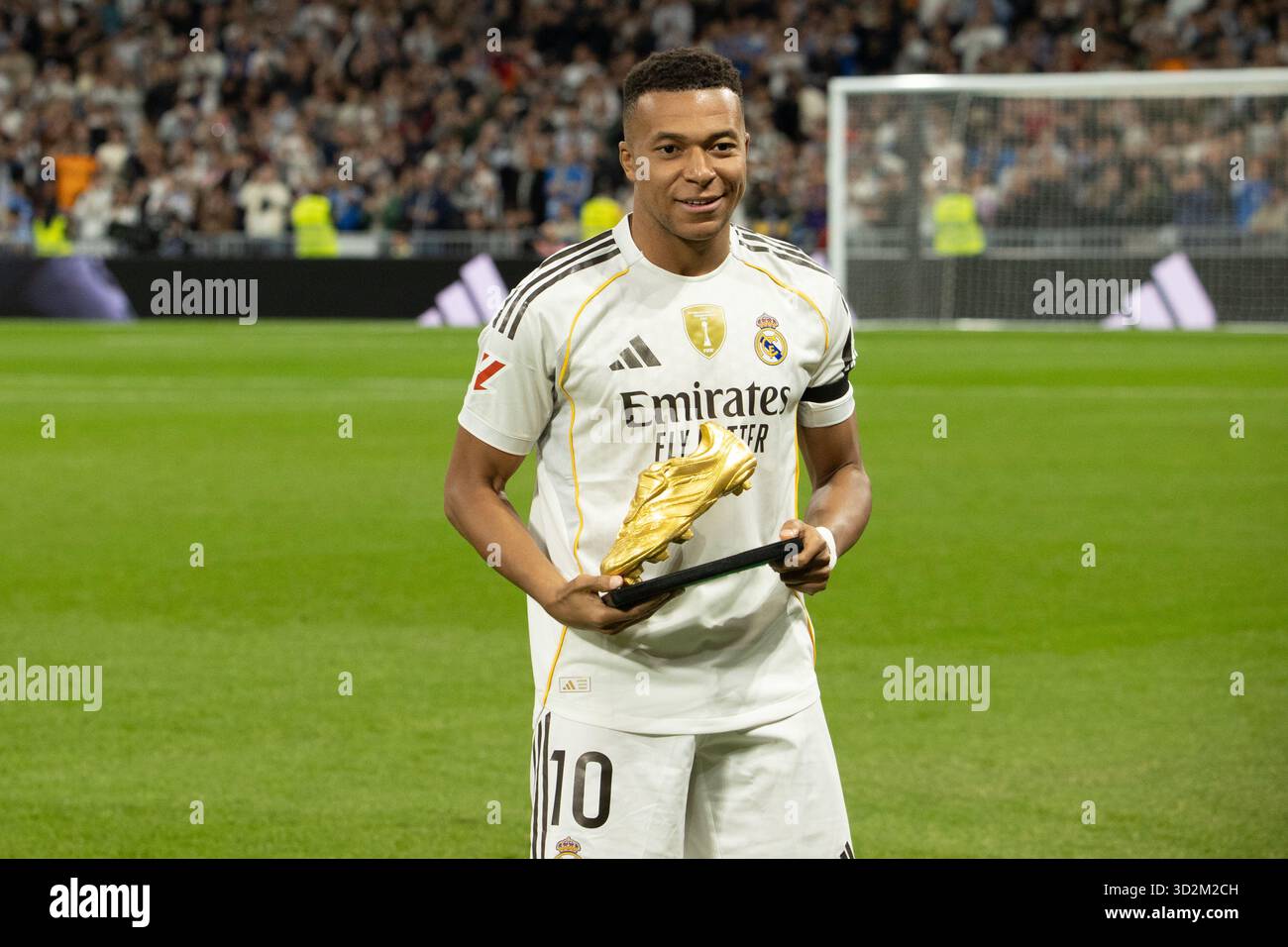 Madrid, Spain. 01st Nov, 2025. Kylian Mbappé shows the Golden Boot to ...