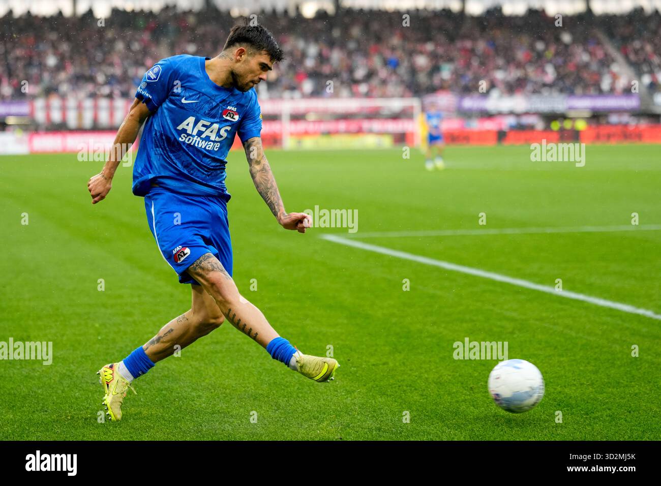 ROTTERDAM, NETHERLANDS - NOVEMBER 2: Denso Kasius of AZ Alkmaar passes ...