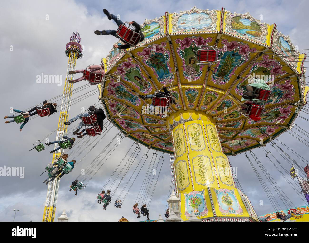 02 November 2025, Bremen: Visitors ride a chain carousel on the last ...