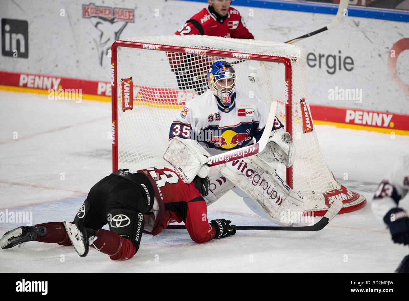 Mathias Niederberger (EHC Red Bull M?nchen, Torwart, #35); Patrick Russell (K?lner Haie, Sturm ...