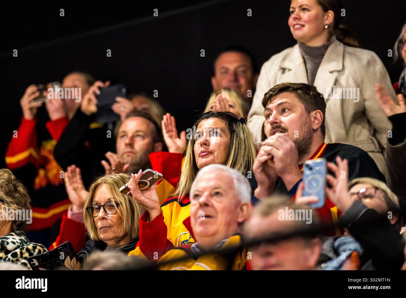 Kalmar, Sverige. 02nd Nov, 2025. 251102 Publik under ishockeymatchen i TV-Pucken mellan Småland ...
