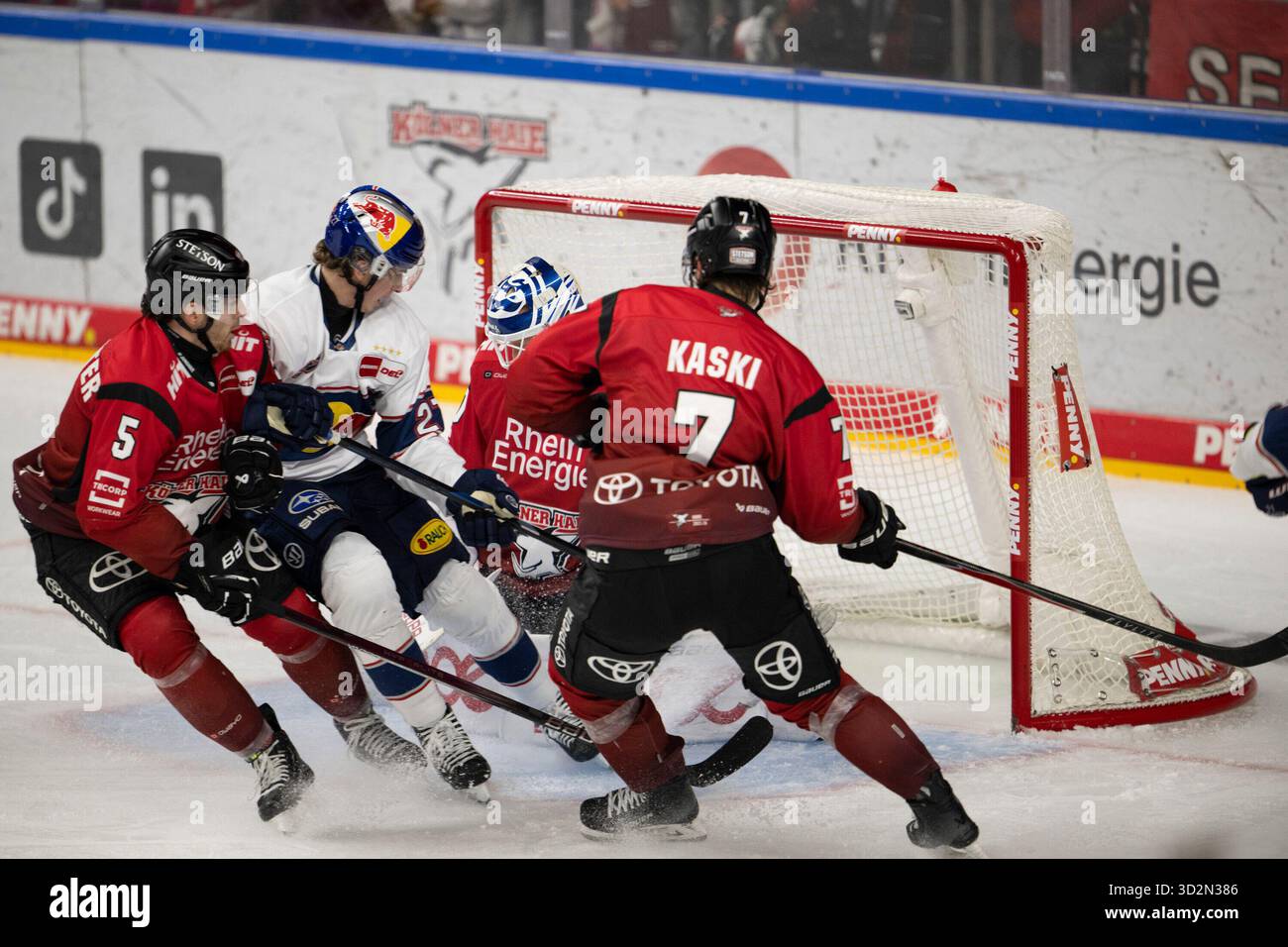 Robin van Calster (K?lner Haie, Sturm, #5); Janne Juvonen (K?lner Haie ...