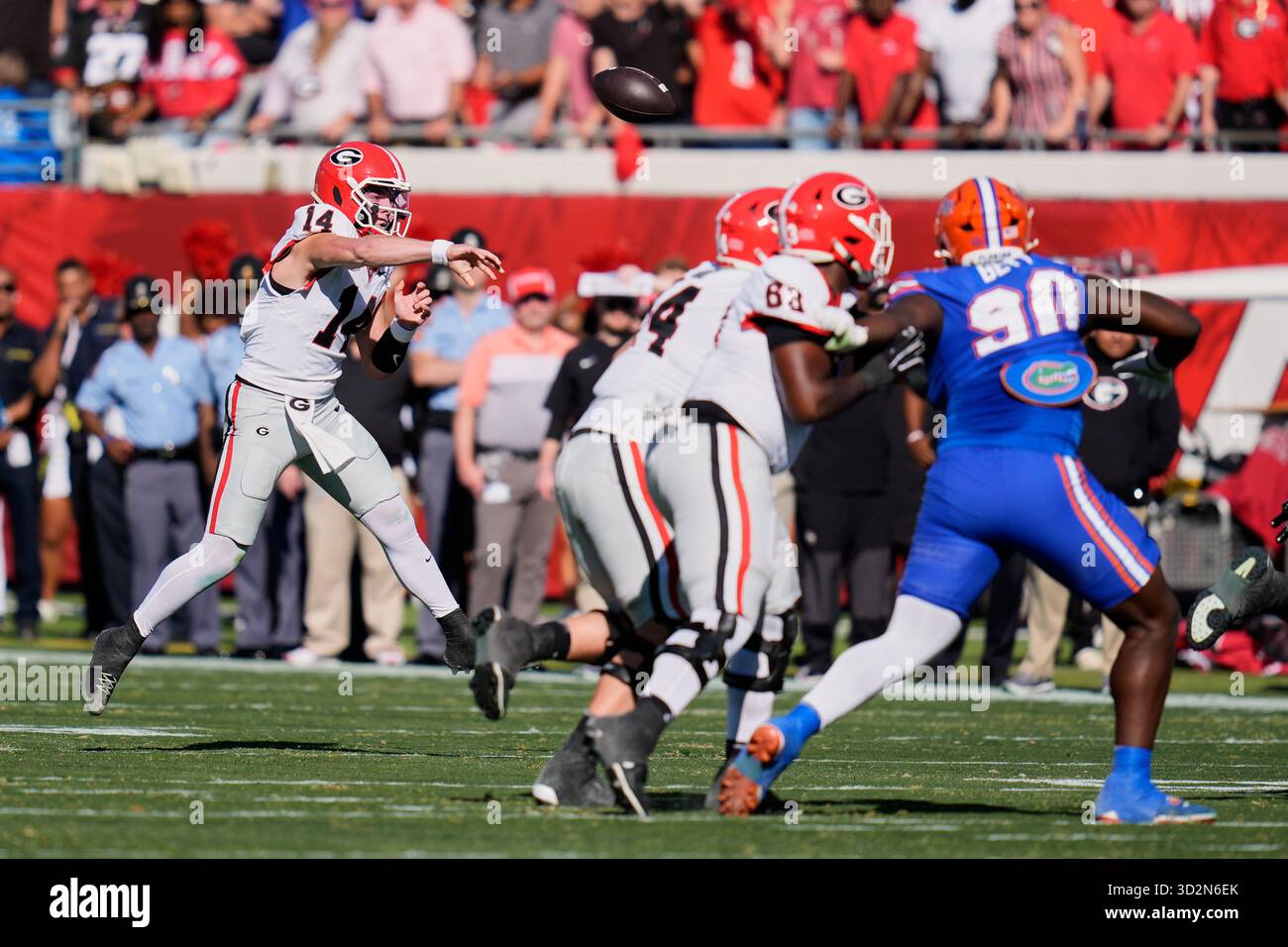 Georgia quarterback Gunner Stockton (14) throws a pass during the first ...