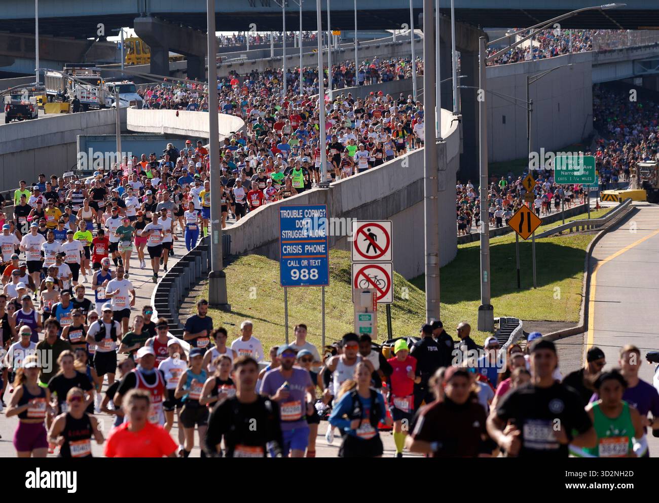 Runners cross over the span and off ramps of Verrazzano-Narrows Bridge ...