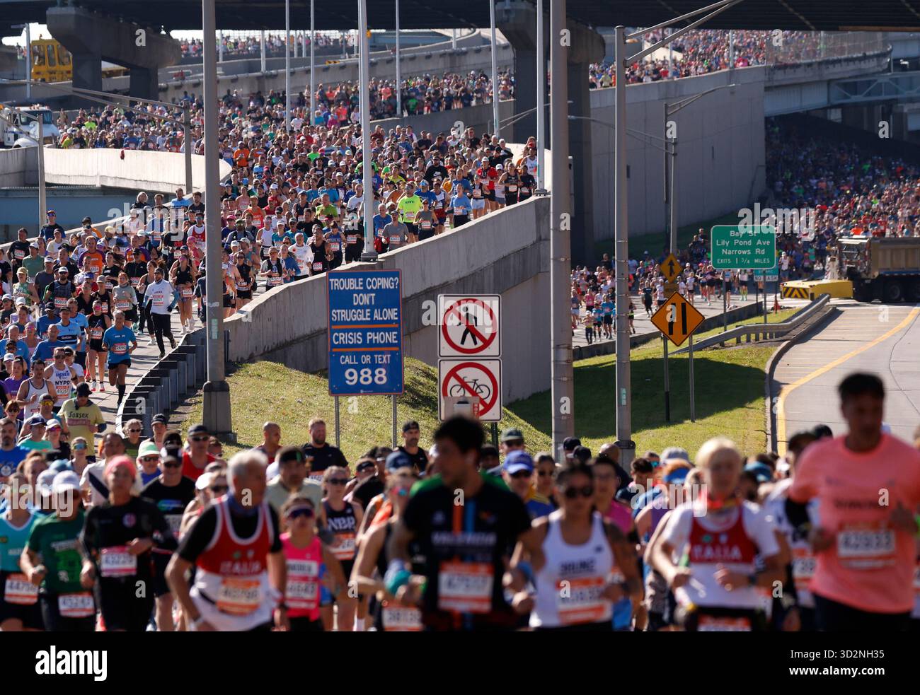 Runners cross over the span and off ramps of Verrazzano-Narrows Bridge ...