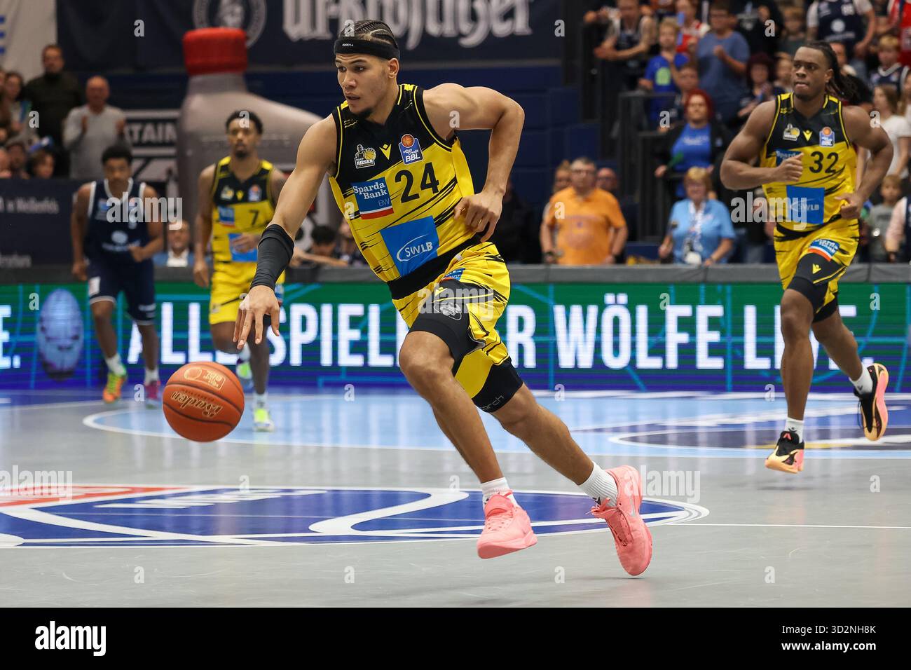 Brandon Tischler (MHP Riesen Ludwigsburg, #24) am Ball, Syntainics MBC ...