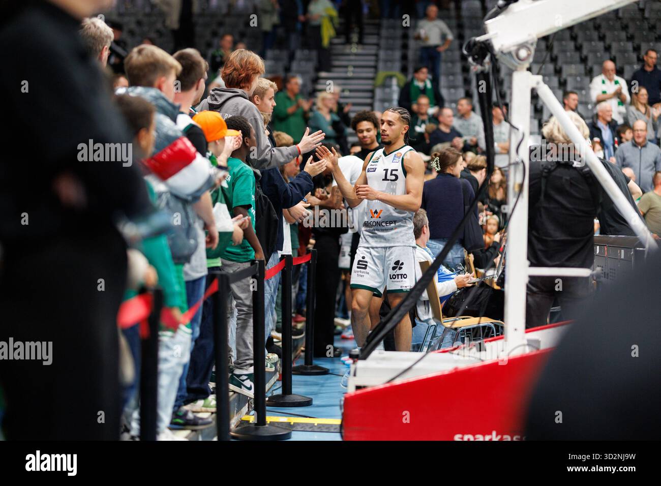 Jordan Roland (Gladiators Trier) feiert mit den Fans, Vet Concept ...