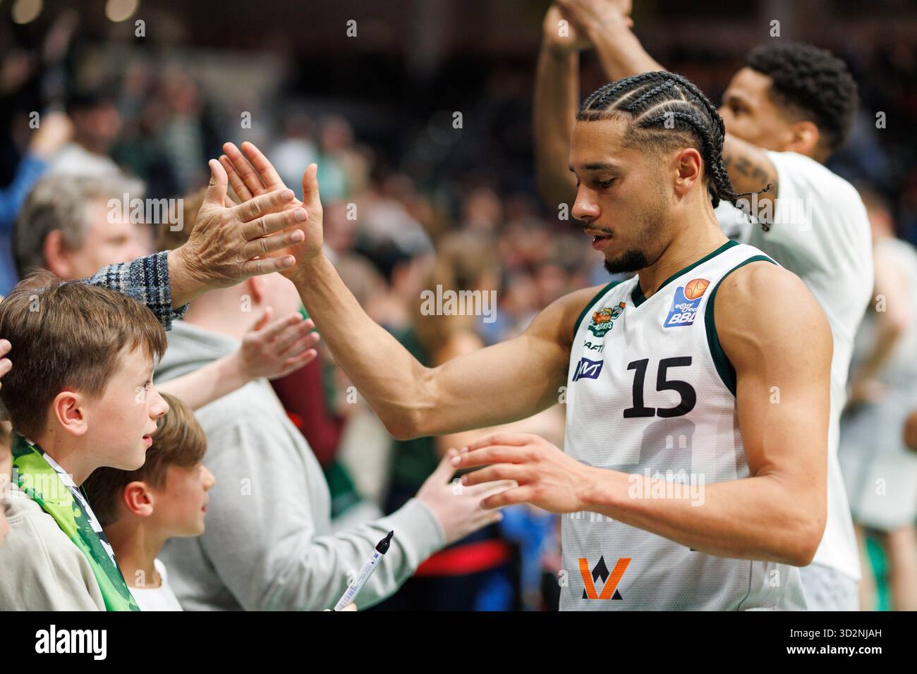Jordan Roland (Gladiators Trier) feiert mit den Fans, Vet Concept ...