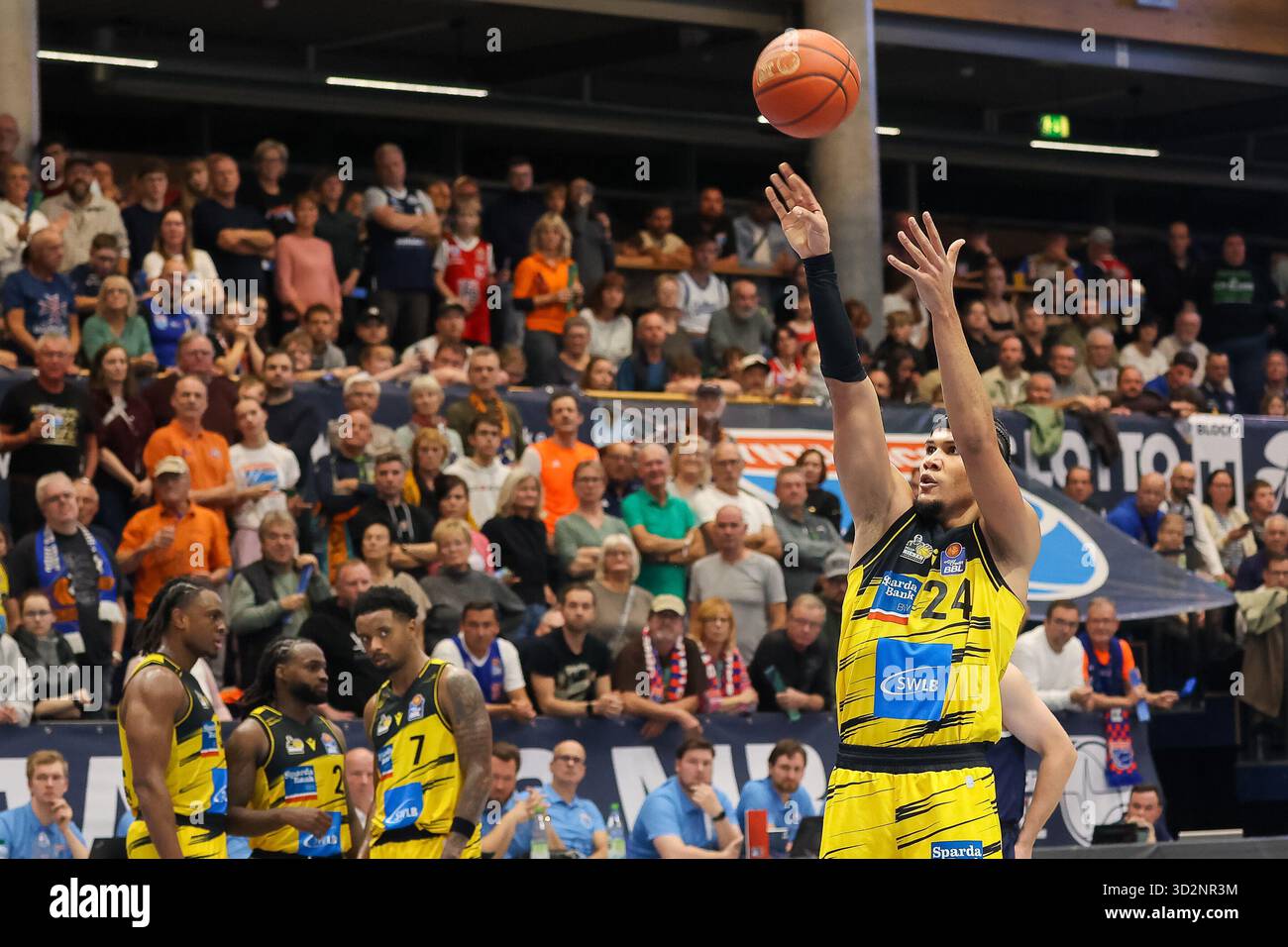 Brandon Tischler (MHP Riesen Ludwigsburg, #24) wirft den Ball, Freiwurf, Syntainics MBC vs. MHP ...